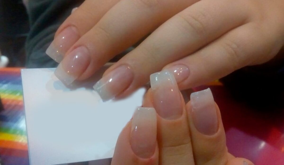 Técnica de manicure russa produz resultado perfeito para suas unhas ...